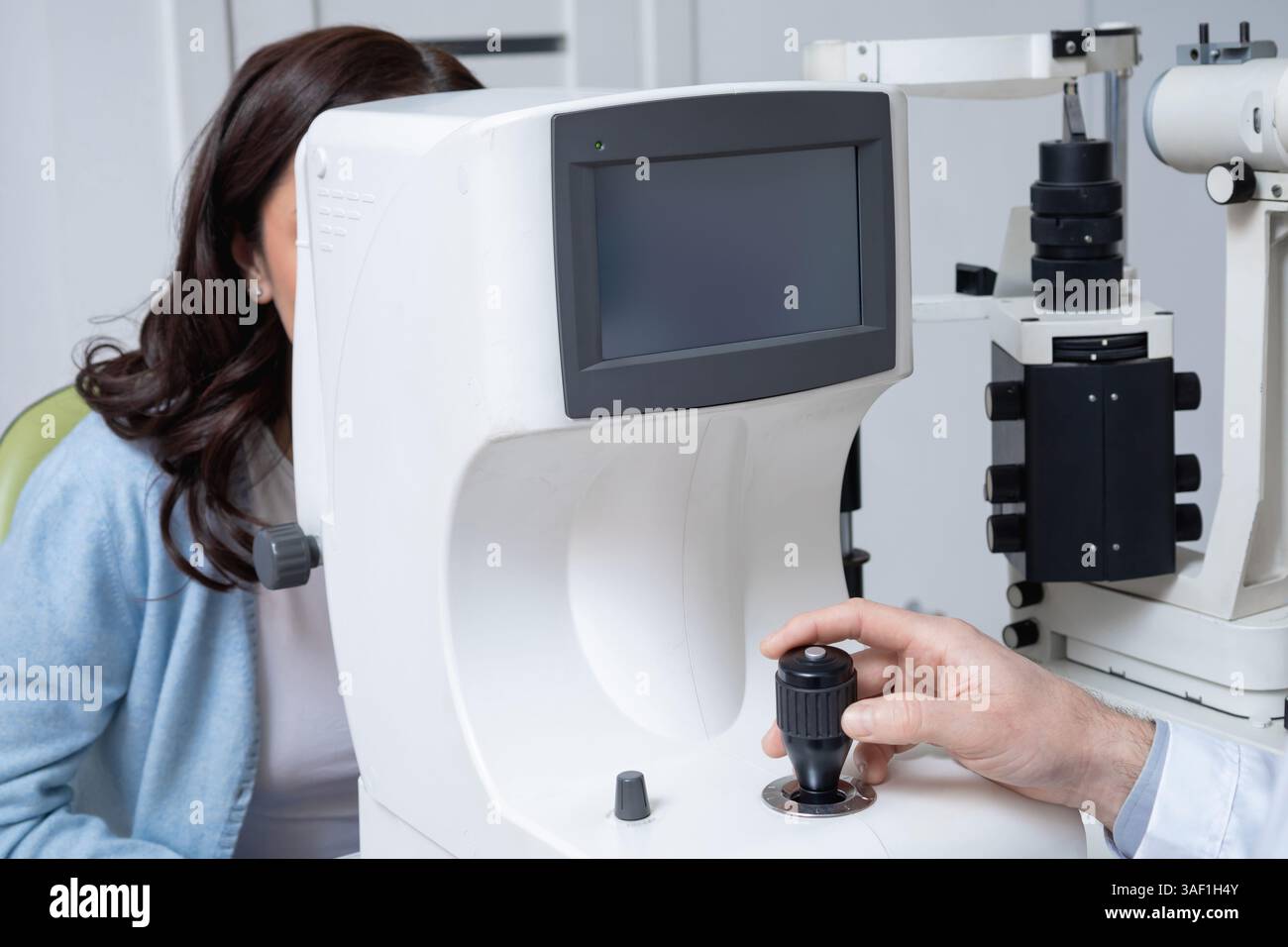 Brunette woman undergoing eye exam in ophthalmology clinic Stock Photo ...