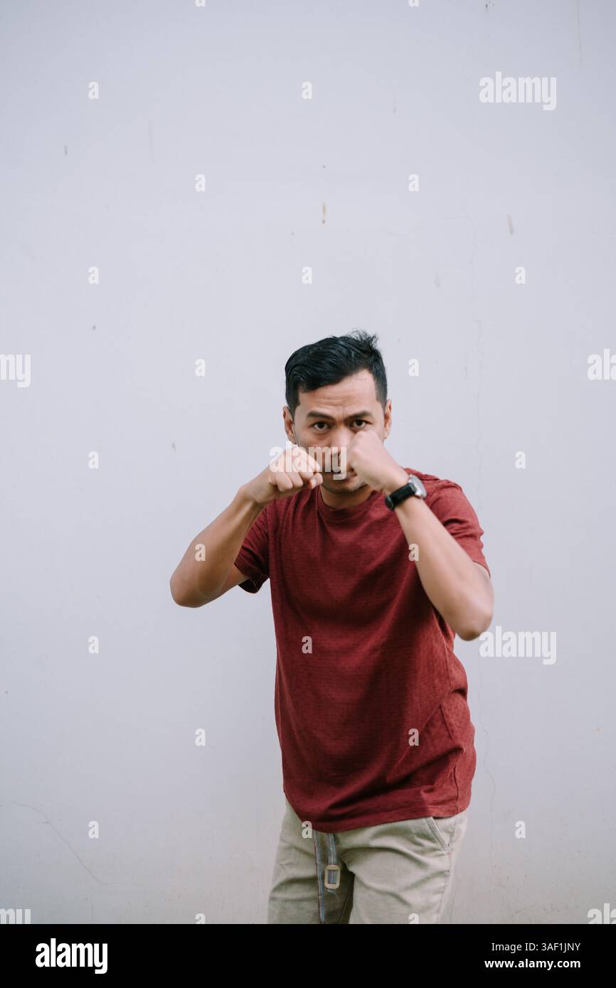 Determined man in boxing stance ready to defend himself Stock Photo - Alamy