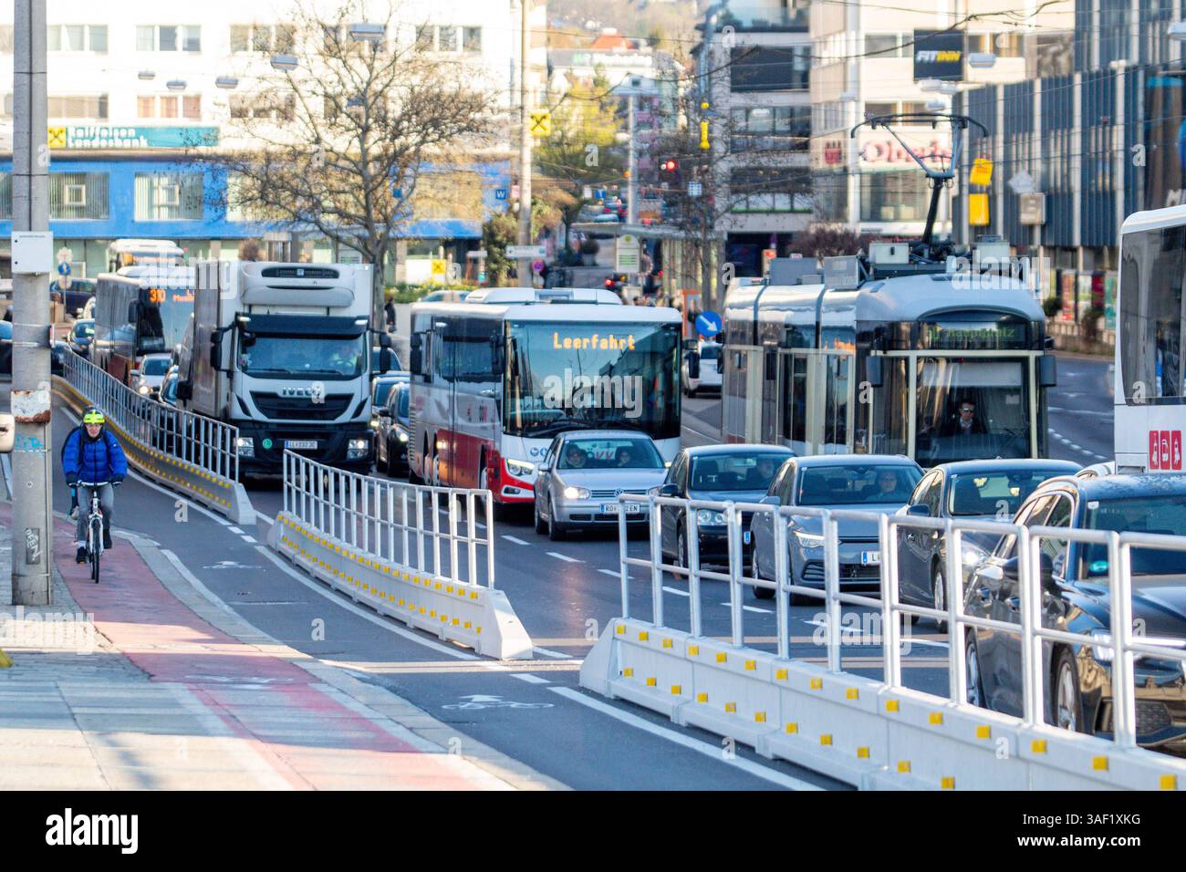 Linz, Verkehr 07.04.2025, LINZ, AUT, im Bild Themenbild, Verkehr, Stau ...