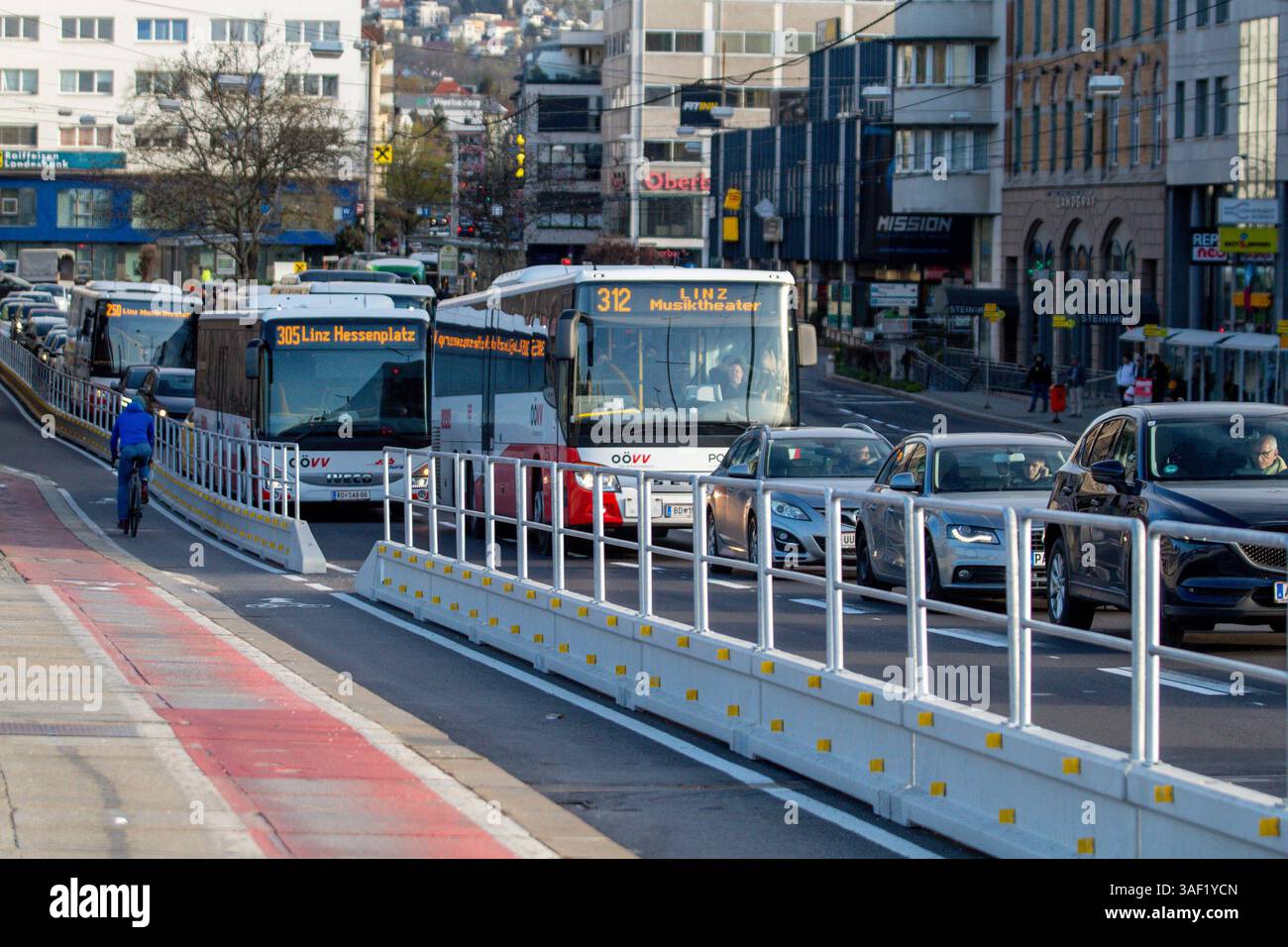 Linz, Verkehr 07.04.2025, LINZ, AUT, im Bild Themenbild, Verkehr, Stau ...