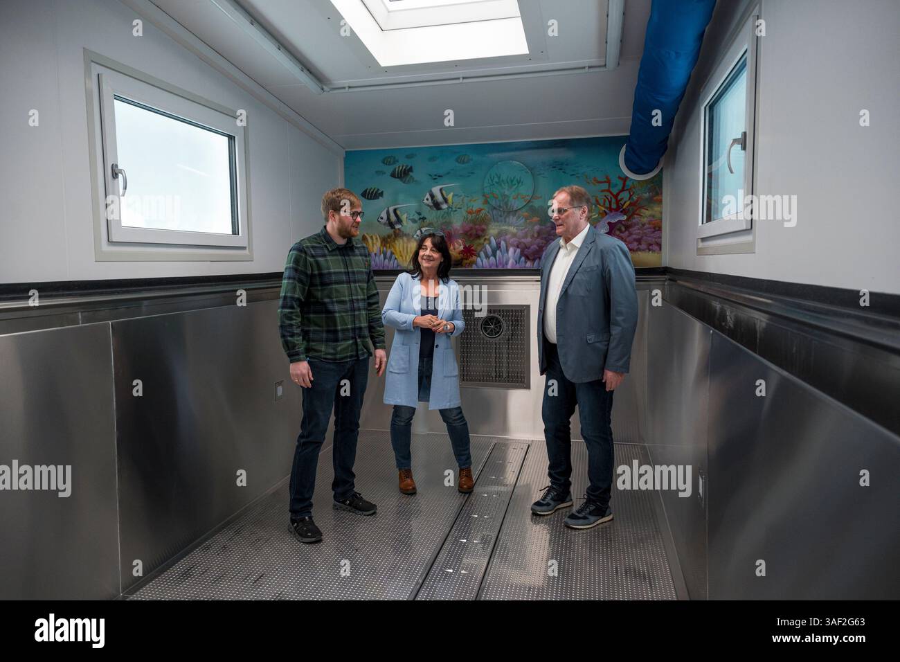 PRODUCTION - 07 April 2025, Bavaria, Kasendorf: Lucas Hammond (l-r ...