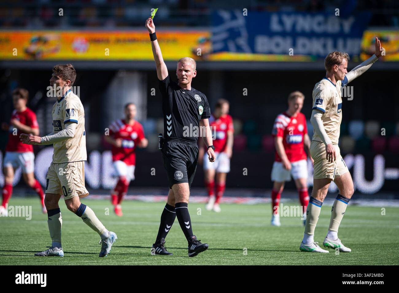 Silkeborg, Denmark. 06th, April 2025. Referee Simon Duerlund Rasmussen books Leon Klassen (20 ...
