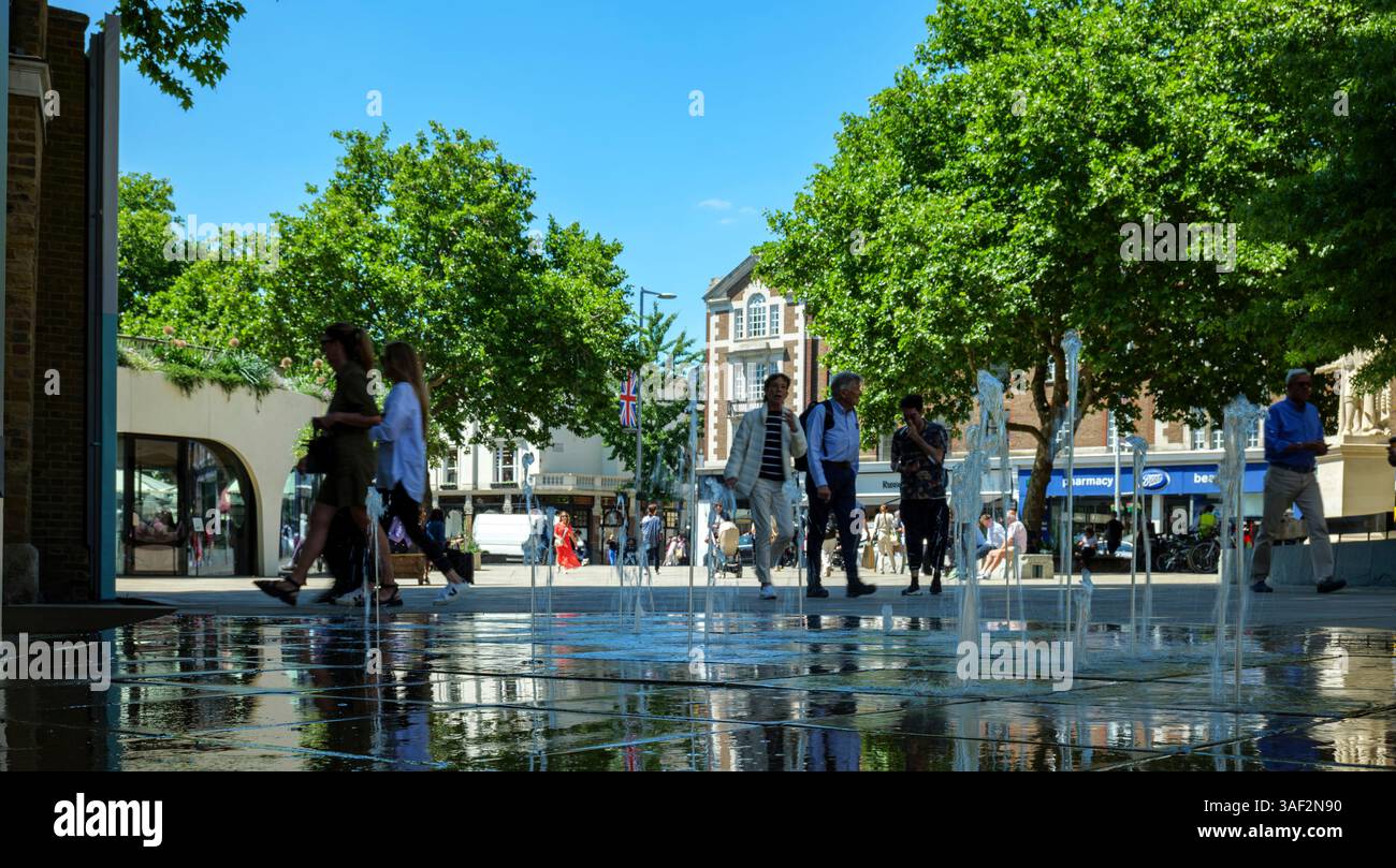 Square water fountain clear hi-res stock photography and images - Alamy