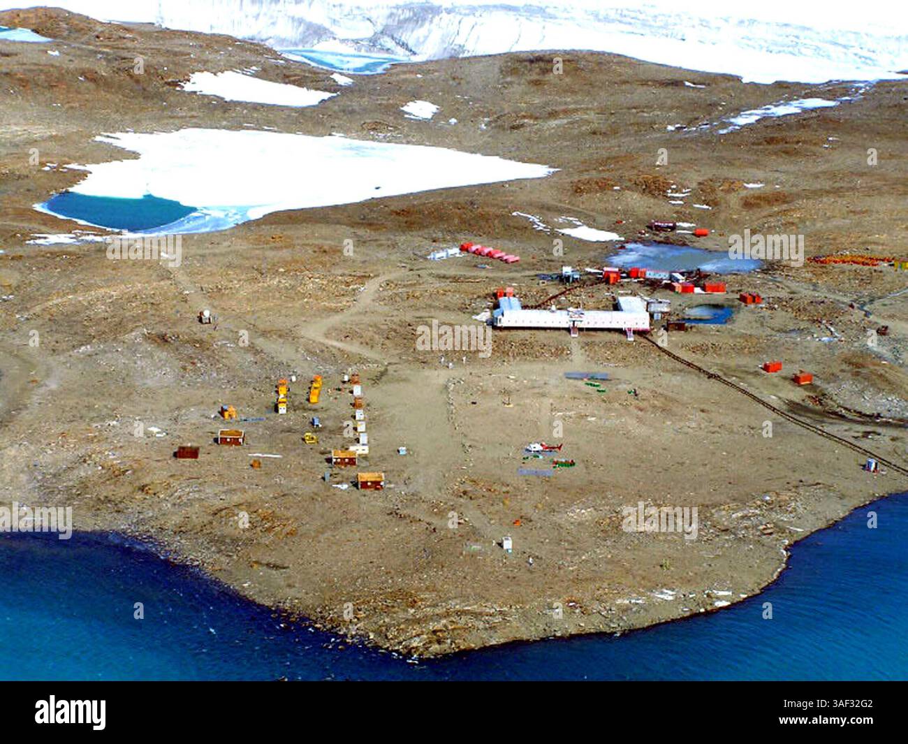 Indian research station in antarctica hi-res stock photography and ...