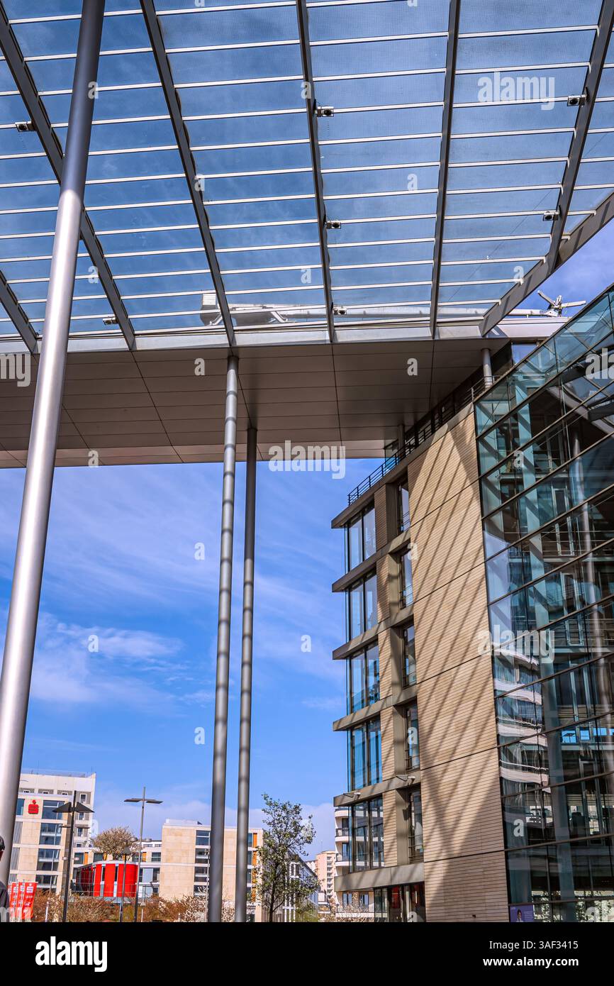 Glass and steel canopy hi-res stock photography and images - Alamy