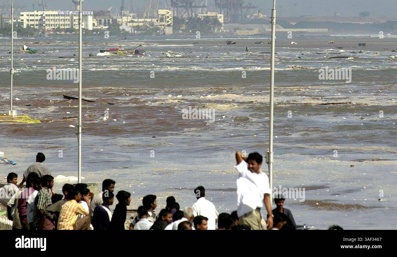 Dec 28, 2004; Marina Beach, Tamil Nadu, INDIA; People gather at Marina ...