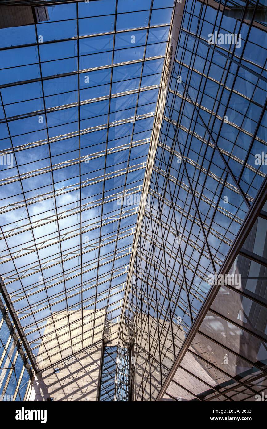 Architecture : Geometric Glass Design Stock Photo - Alamy