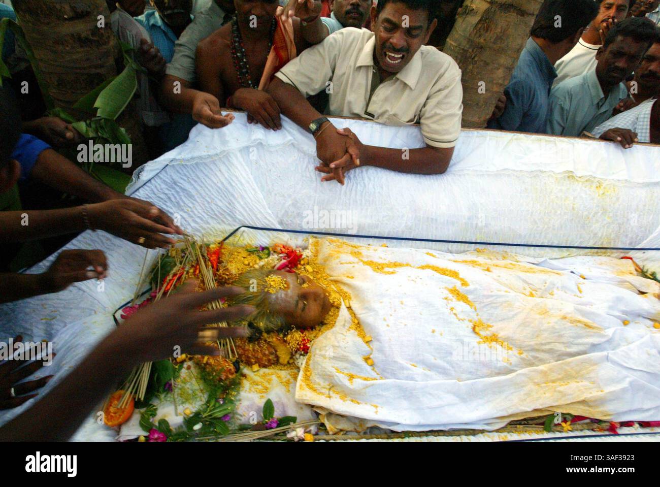 Hindu funeral ceremony son hi-res stock photography and images - Alamy