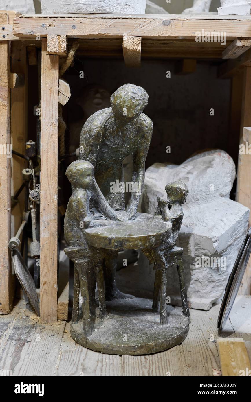 Exploring Family Bonding Through Sculpture A Profound Artistic ...