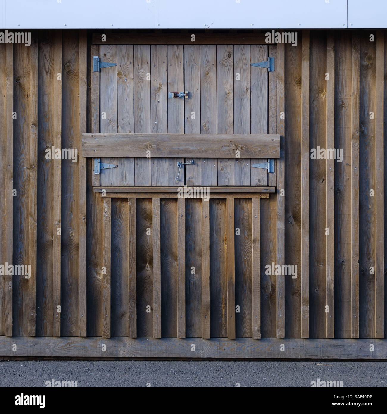 Wooden barn door with metal hinges and latch Stock Photo - Alamy