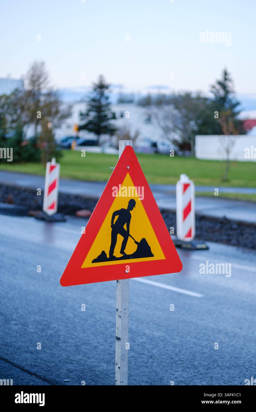 Road sign with construction worker icon Stock Photo - Alamy