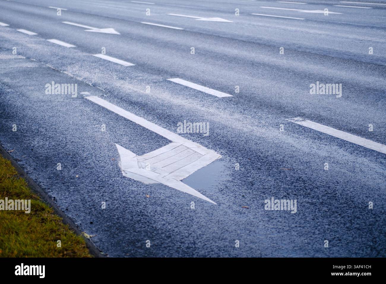 Road lanes arrows hi-res stock photography and images - Alamy