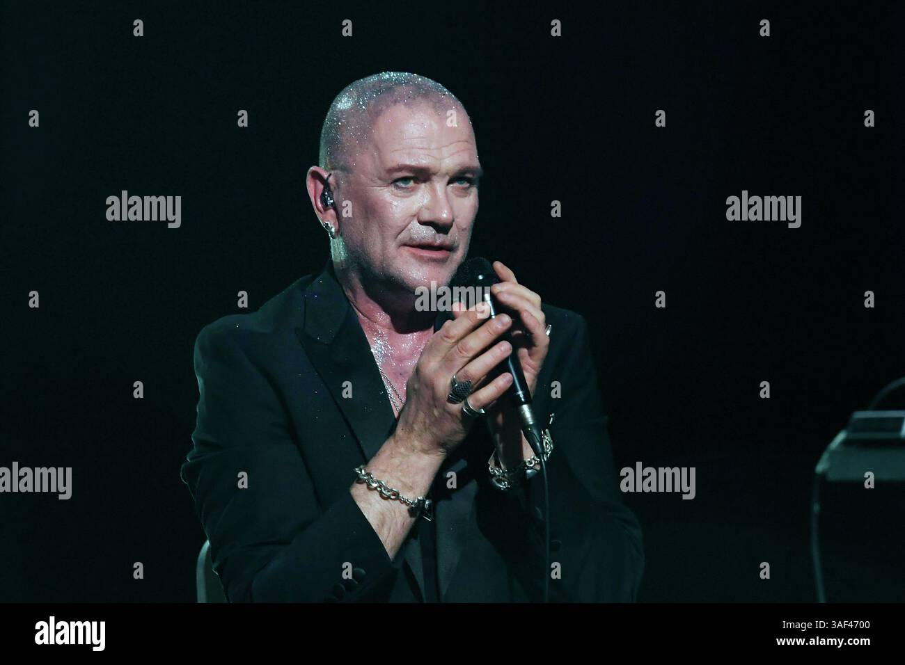 LONDON, ENGLAND - APRIL 06: Gavin Friday performing at EartH on April ...