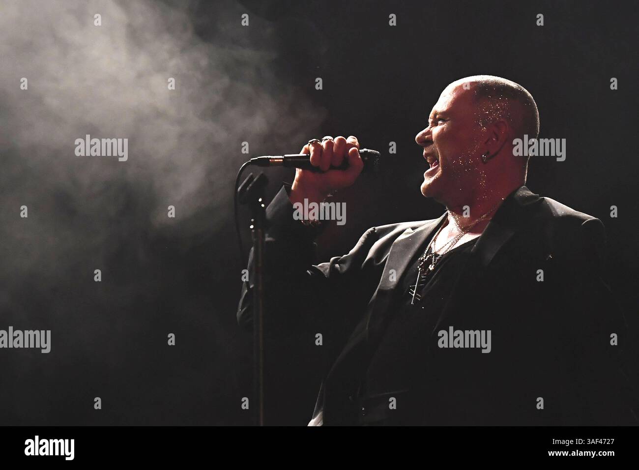 LONDON, ENGLAND - APRIL 06: Gavin Friday performing at EartH on April ...