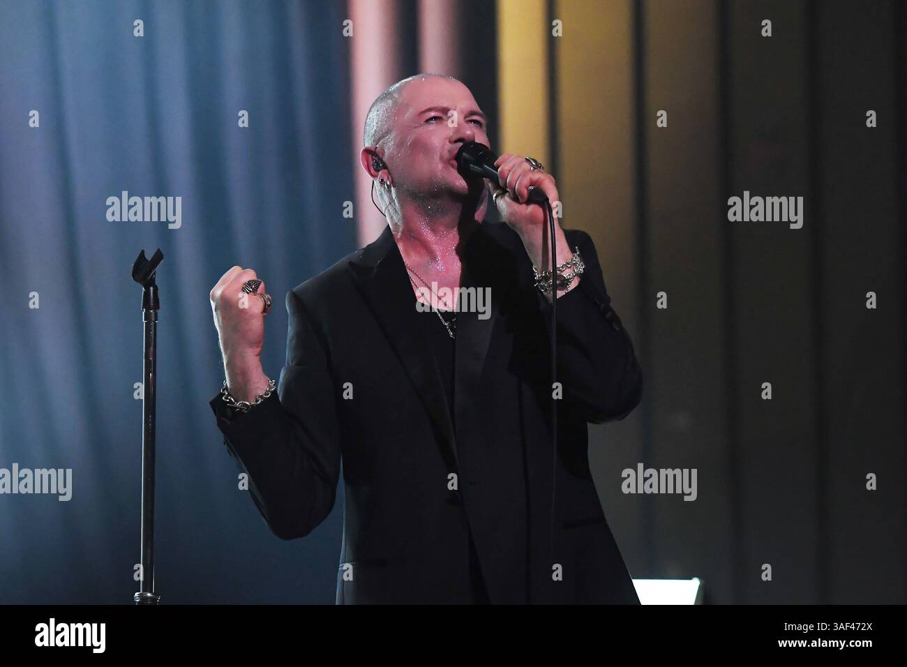 LONDON, ENGLAND - APRIL 06: Gavin Friday performing at EartH on April ...