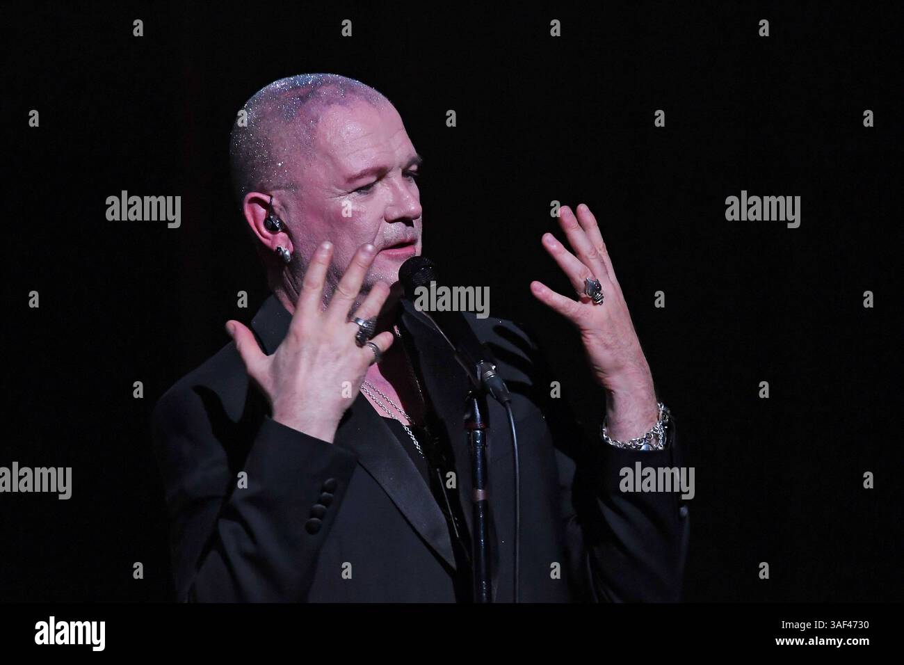 LONDON, ENGLAND - APRIL 06: Gavin Friday performing at EartH on April ...