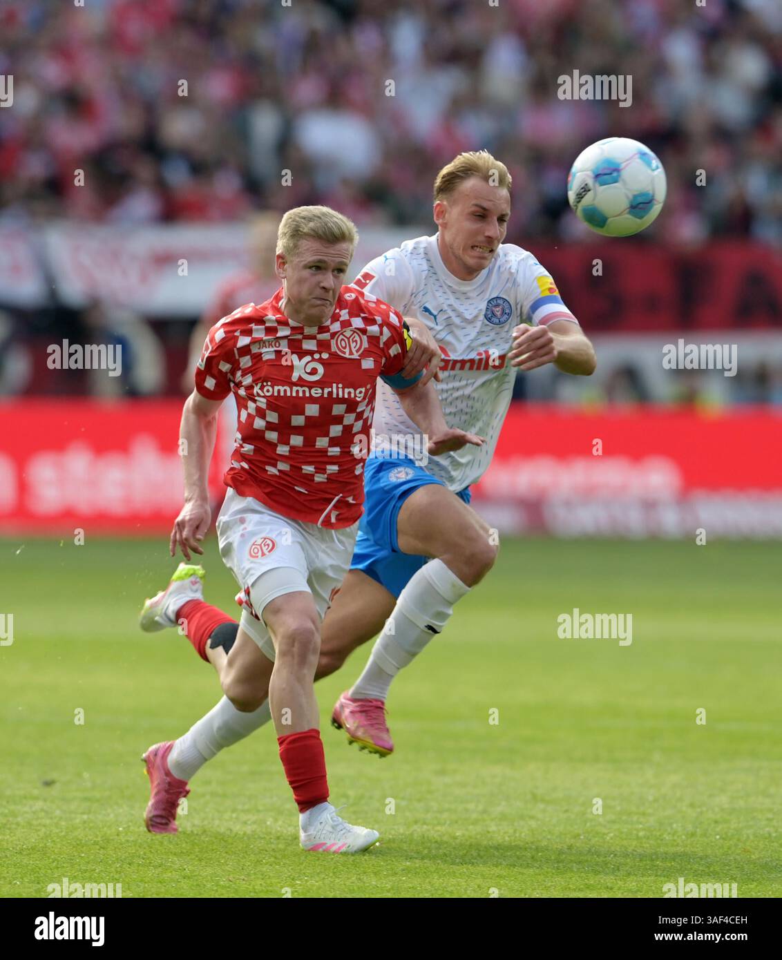 Jonathan. Burkhardt (vo). gegen Timo Becker. fotografiert beim Fußball ...