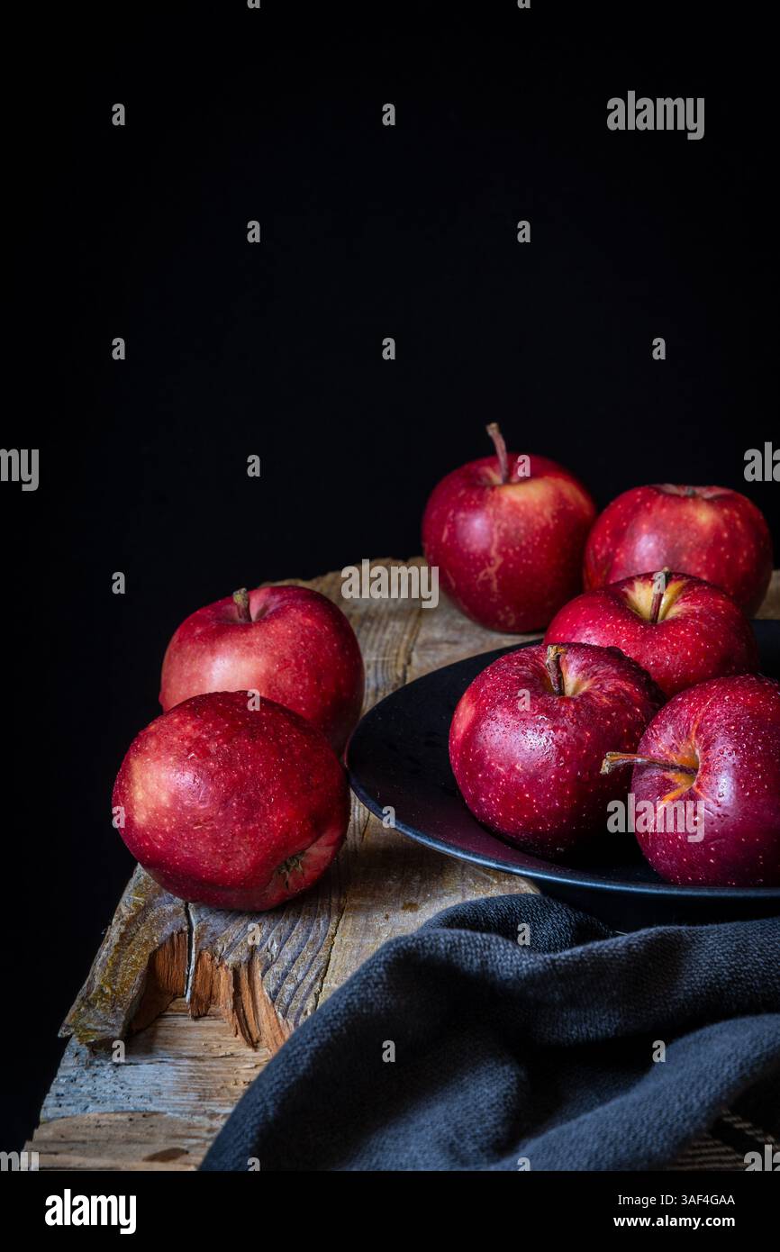 Red apples on plate hi-res stock photography and images - Alamy
