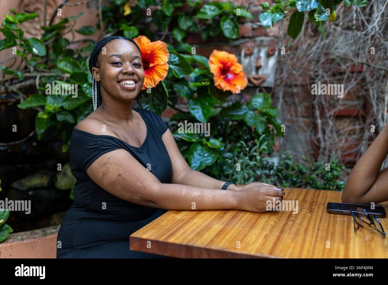 Black female coffee date with cell phone Stock Photo - Alamy