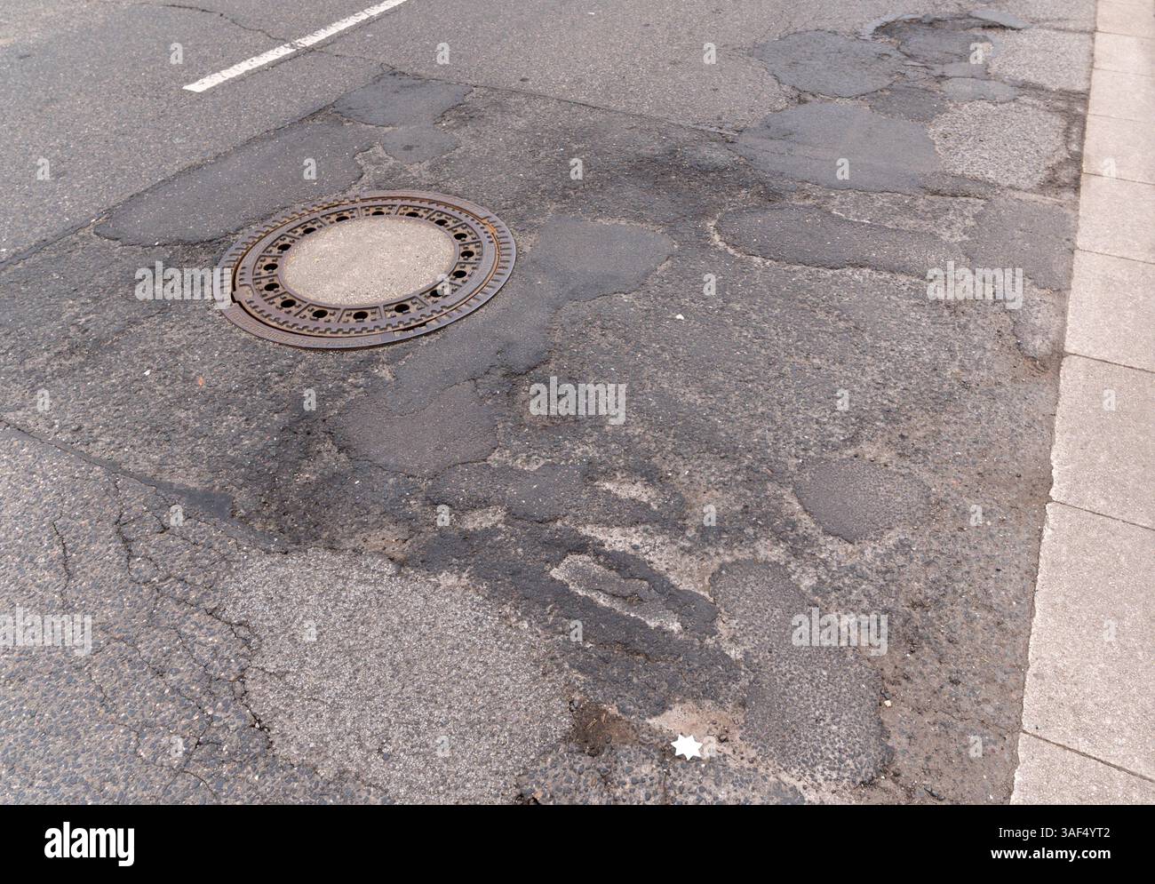 DEU , DEUTSCHLAND : Ausgebesserte Schlagloecher Schlaglöcher in einer ...