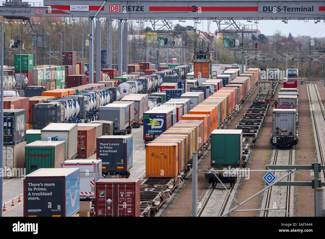 Leipzig, Germany. 07th Apr, 2025. Crane gantry cranes transfer ...