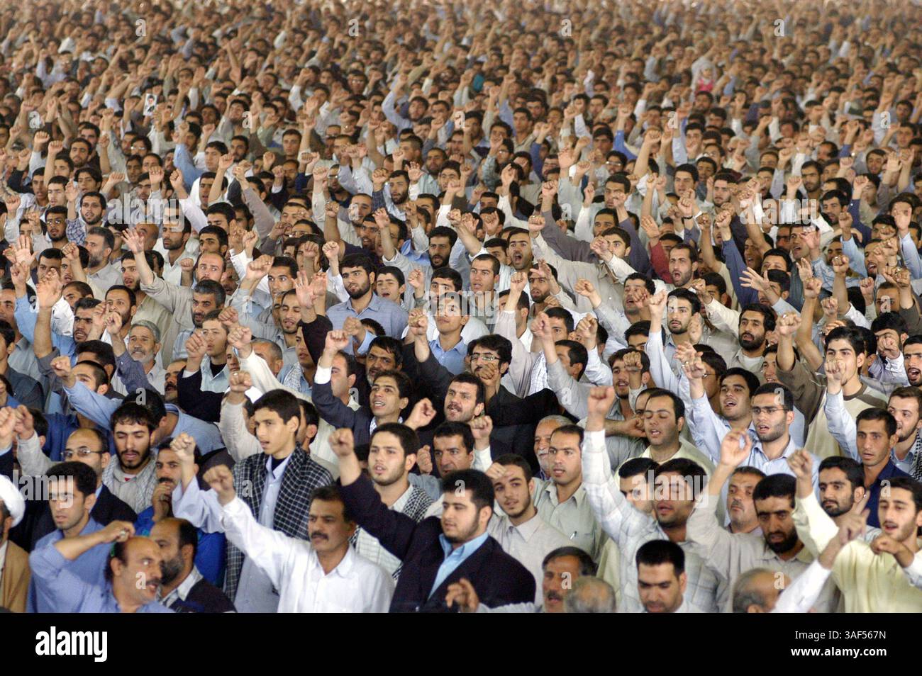 Oct 21, 2005; Tehran, IRAN; Iranian worshippers chant anti-US and anti ...