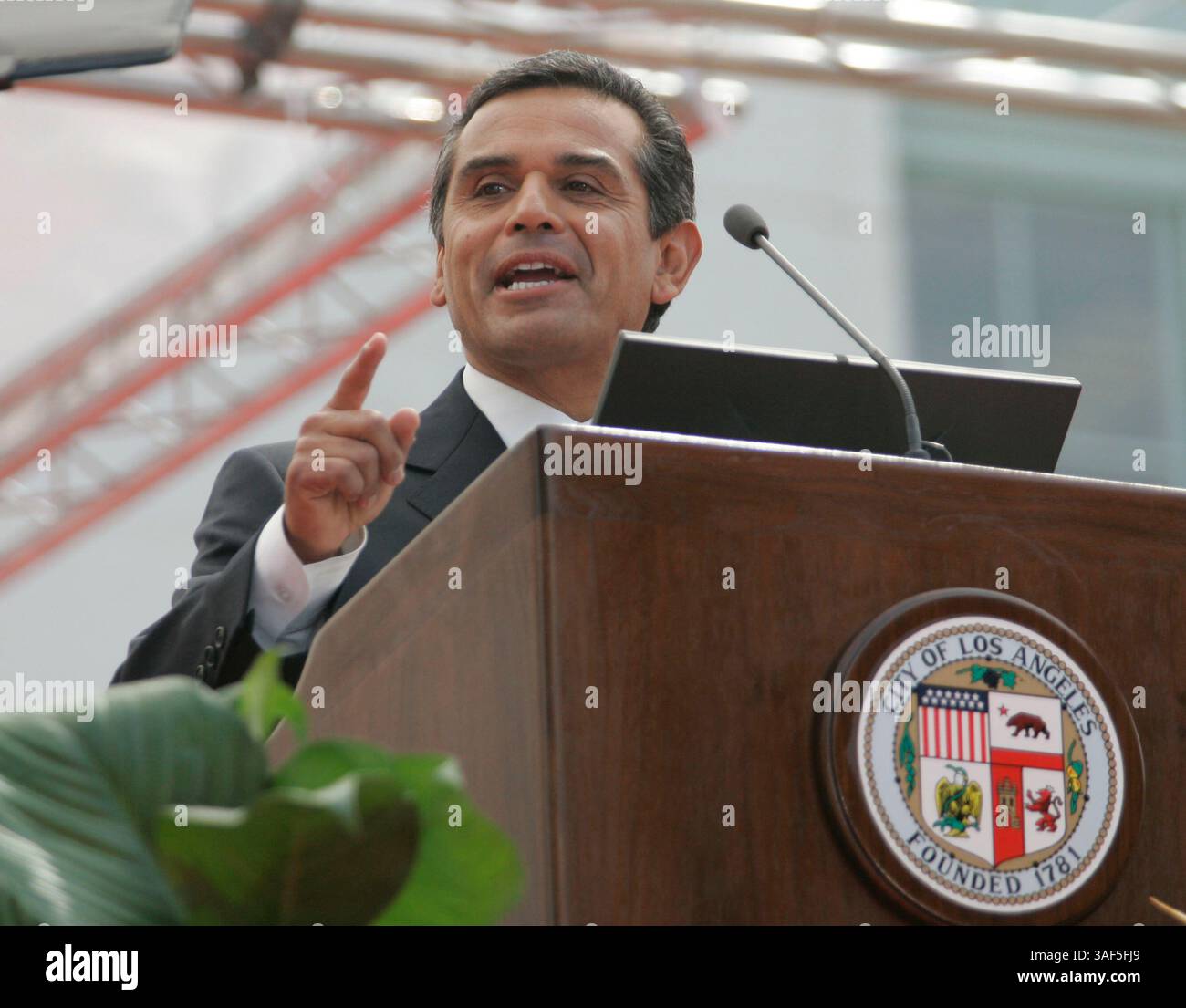 Jul 01, 2005; Los Angeles, California, USA; Los Angeles Mayor Antonio ...