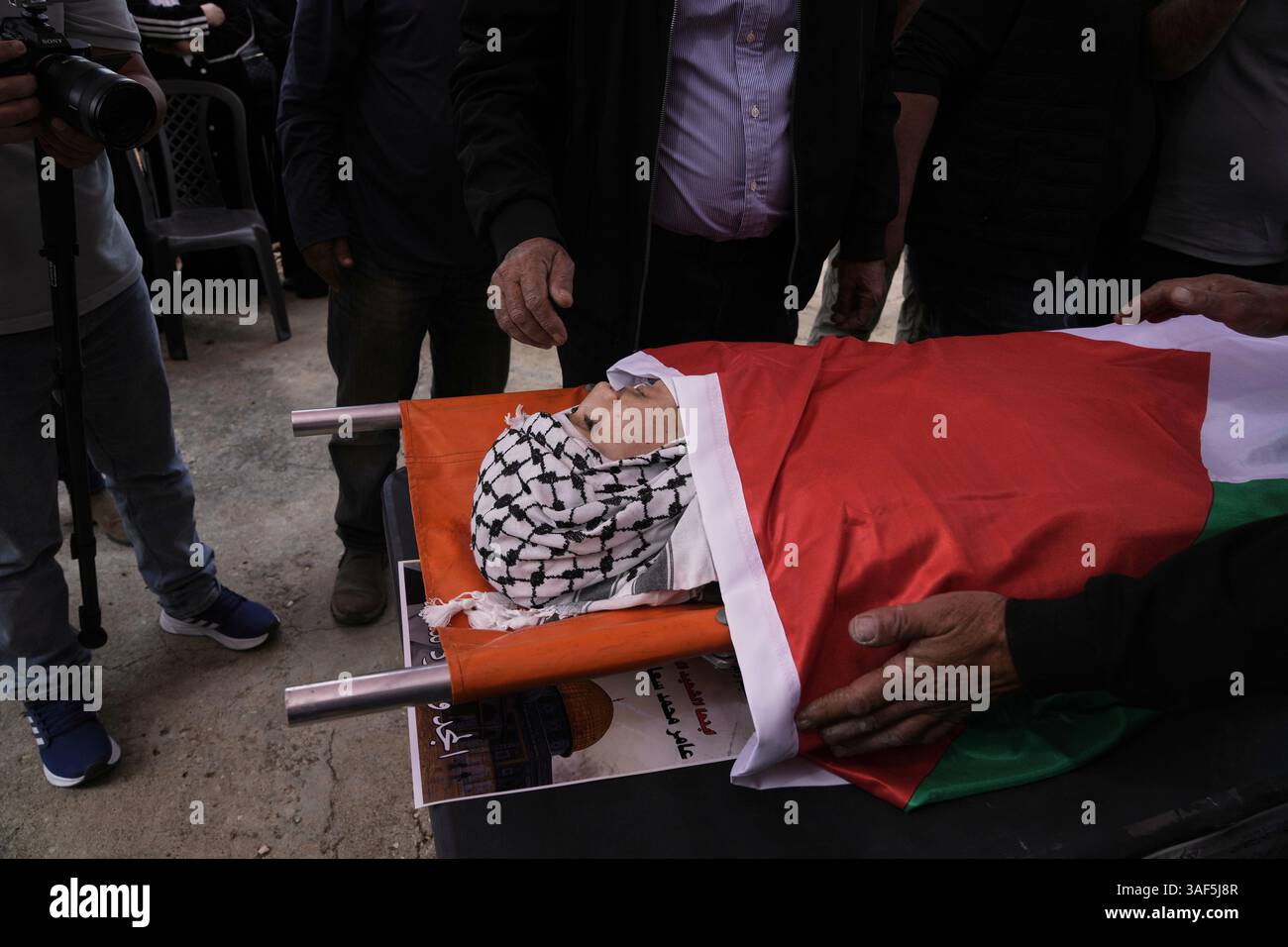 Mourners encircle Amer Mohammed Rabie, a 14 year-old Palestinian ...
