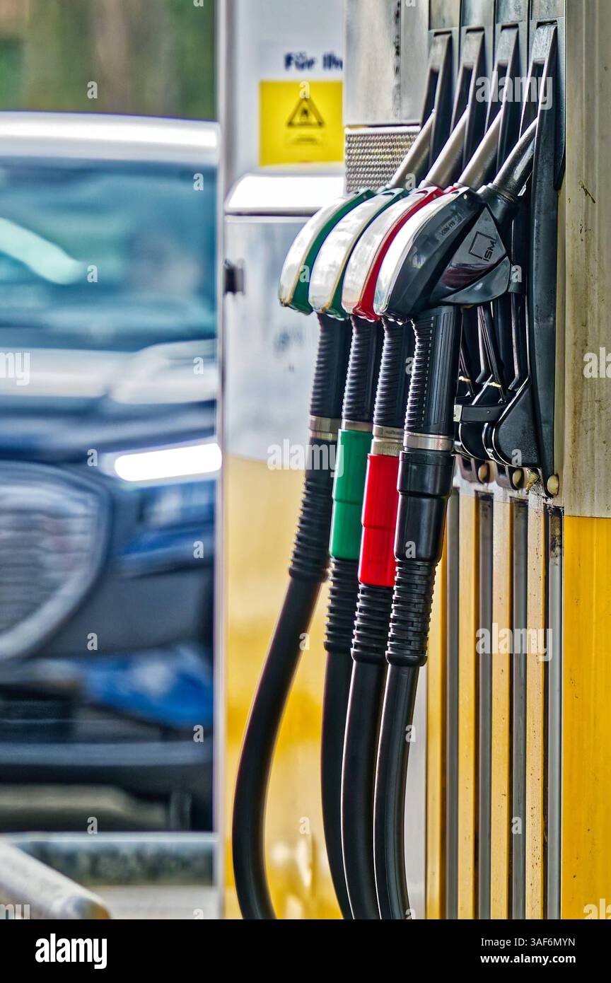 Olpreissturz hi-res stock photography and images - Alamy