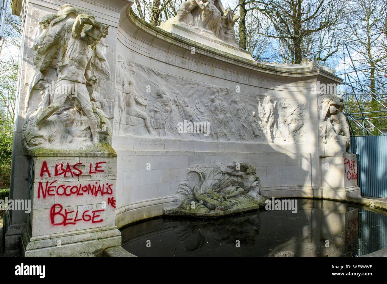 Slogans anti-colonialistes peints sur les statues d'un monument ...