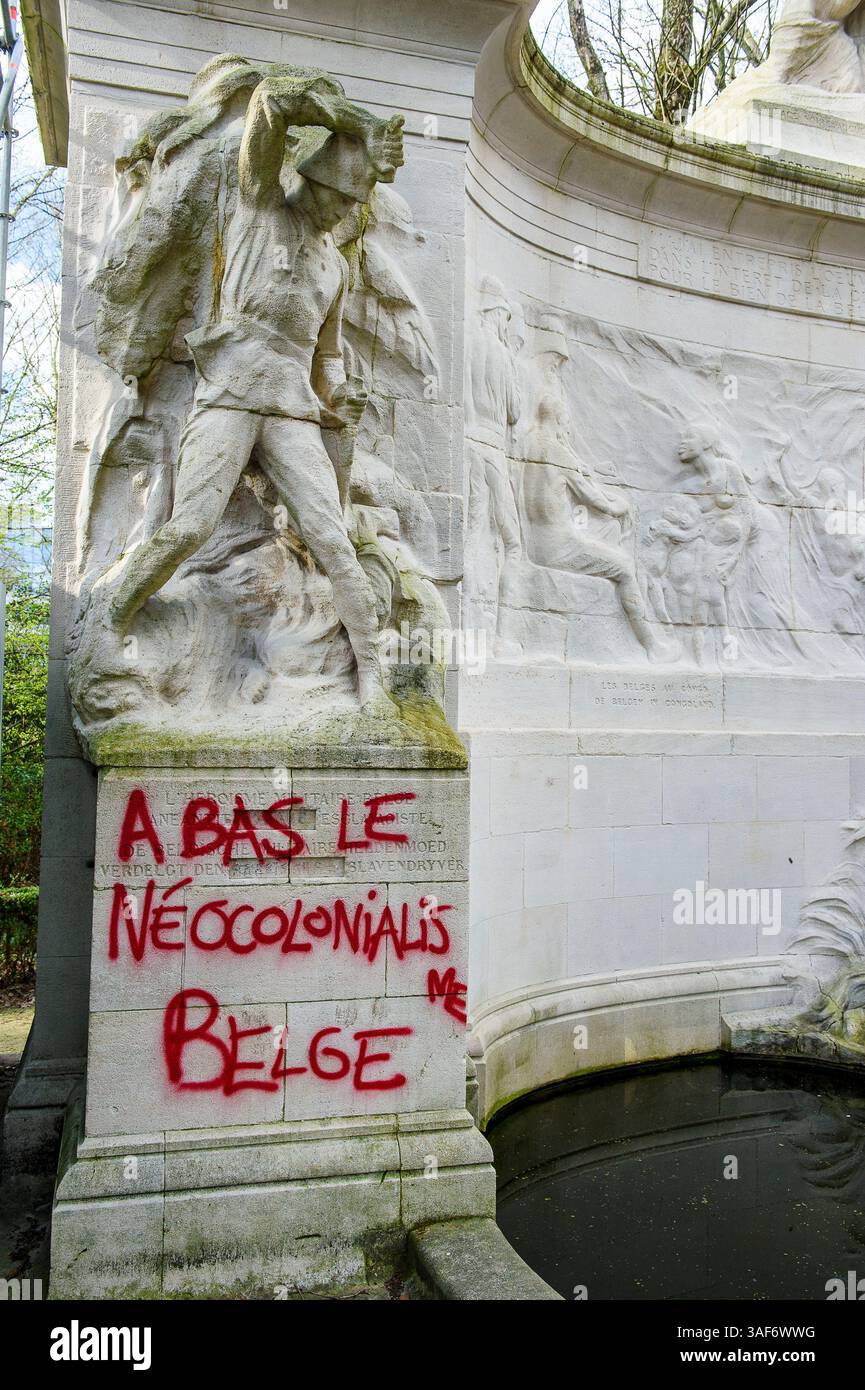 Slogans anti-colonialistes peints sur les statues d'un monument ...
