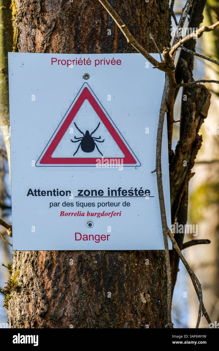 Infected tick area warning Panneaux d'avertissement d'infection due aux ...