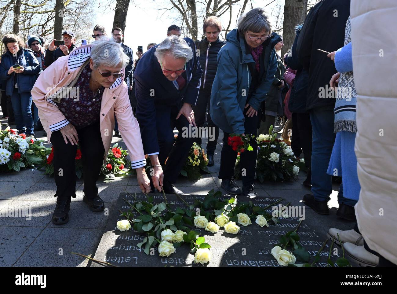 Nordhausen, Germany. 07th Apr, 2025. Visitors to the memorial service ...