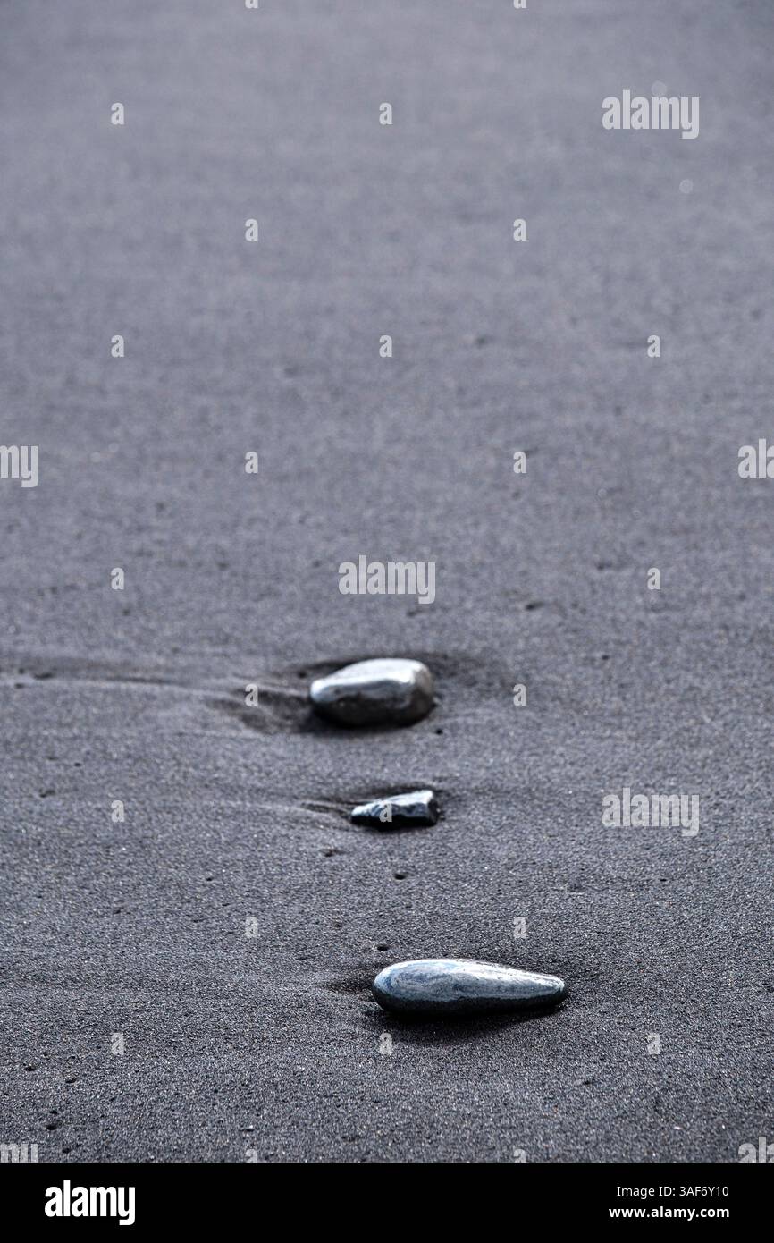 Pebbles on the volcanic sand | Galets posés sur la plage de sable ...