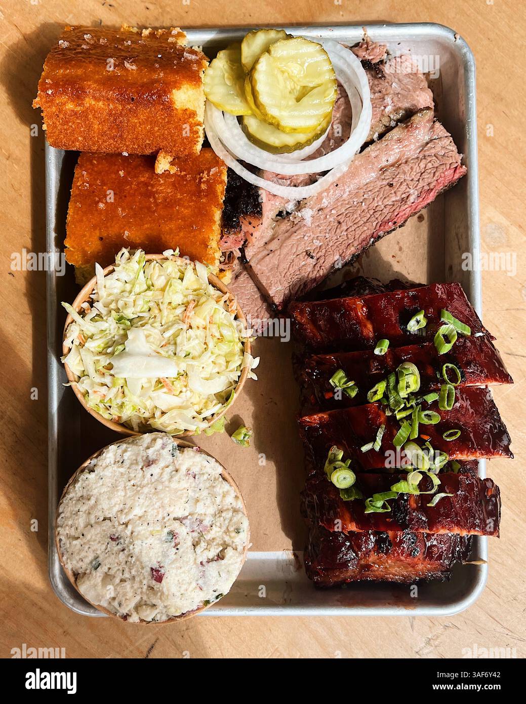 Classical American barbecue diner food, mac n´ cheese, corn bread ...