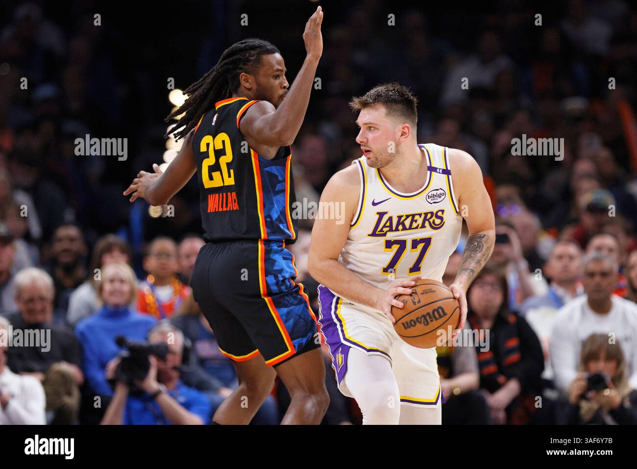 Los Angeles Lakers guard Luka Doncic (77) looks for an outlet against ...