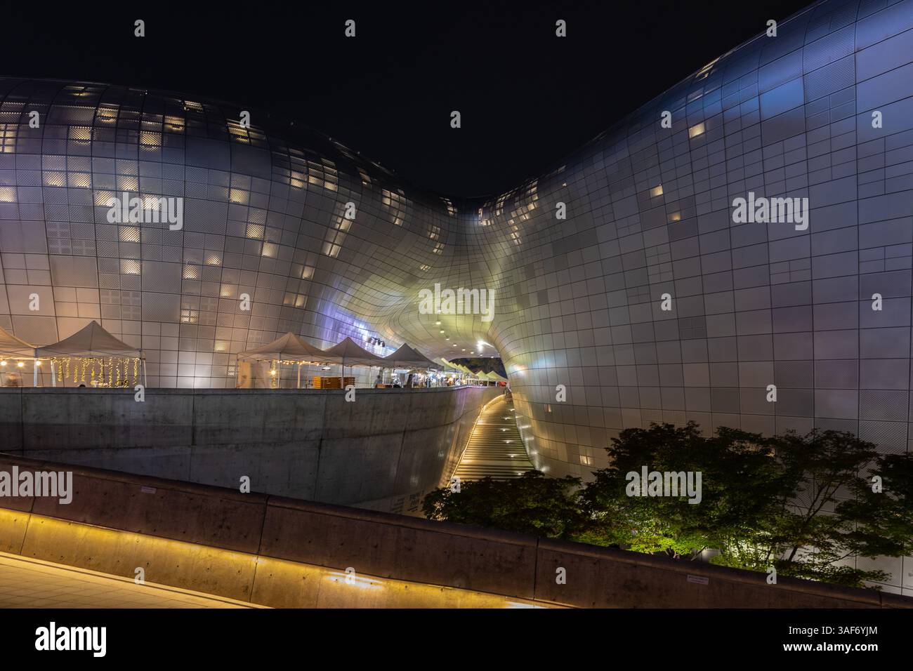 Dongdaemun Design Plaza is a major urban development landmark in Seoul ...