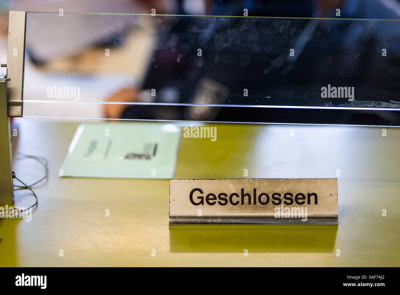 Weil Am Rhein, Germany. 07th Apr, 2025. A sign reading "Closed" stands ...