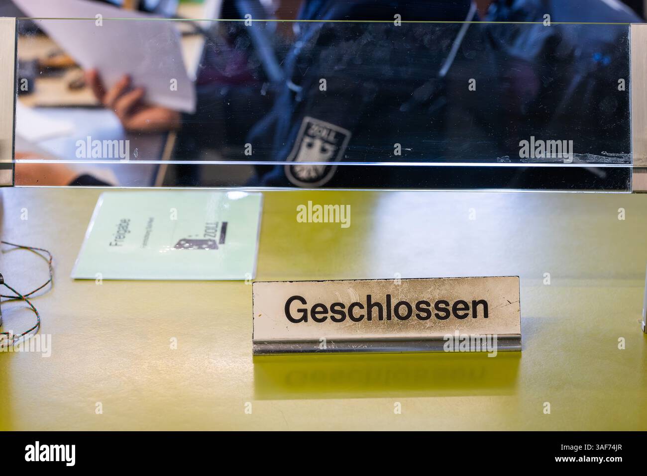 Weil Am Rhein, Germany. 07th Apr, 2025. A sign reading "Closed" stands ...