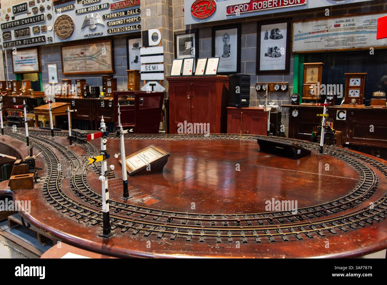 The Lancashire and Yorkshire Railways signalling school model layout ...
