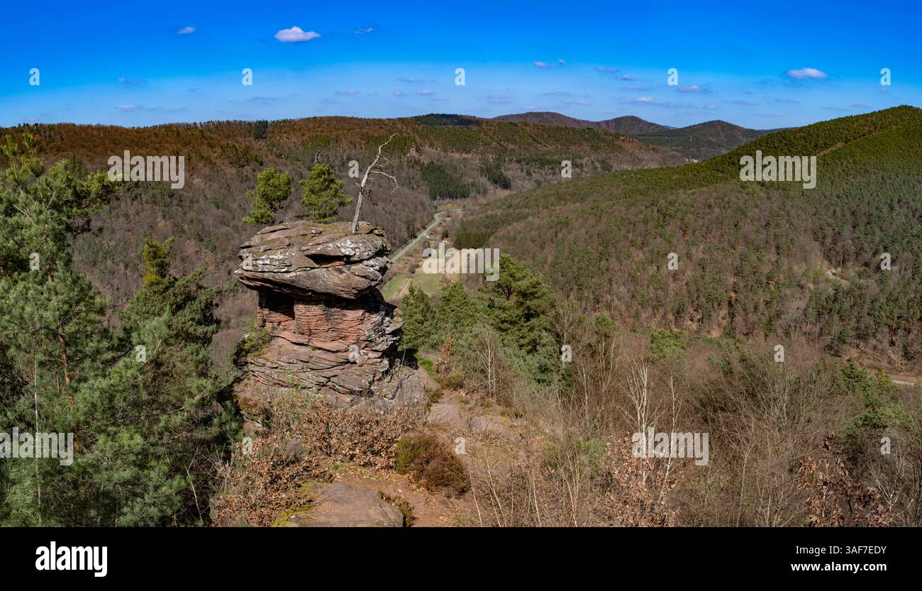 Runder Hut, pilzförmiger Fels im Pfälzerwald Wernersberg Rheinland ...