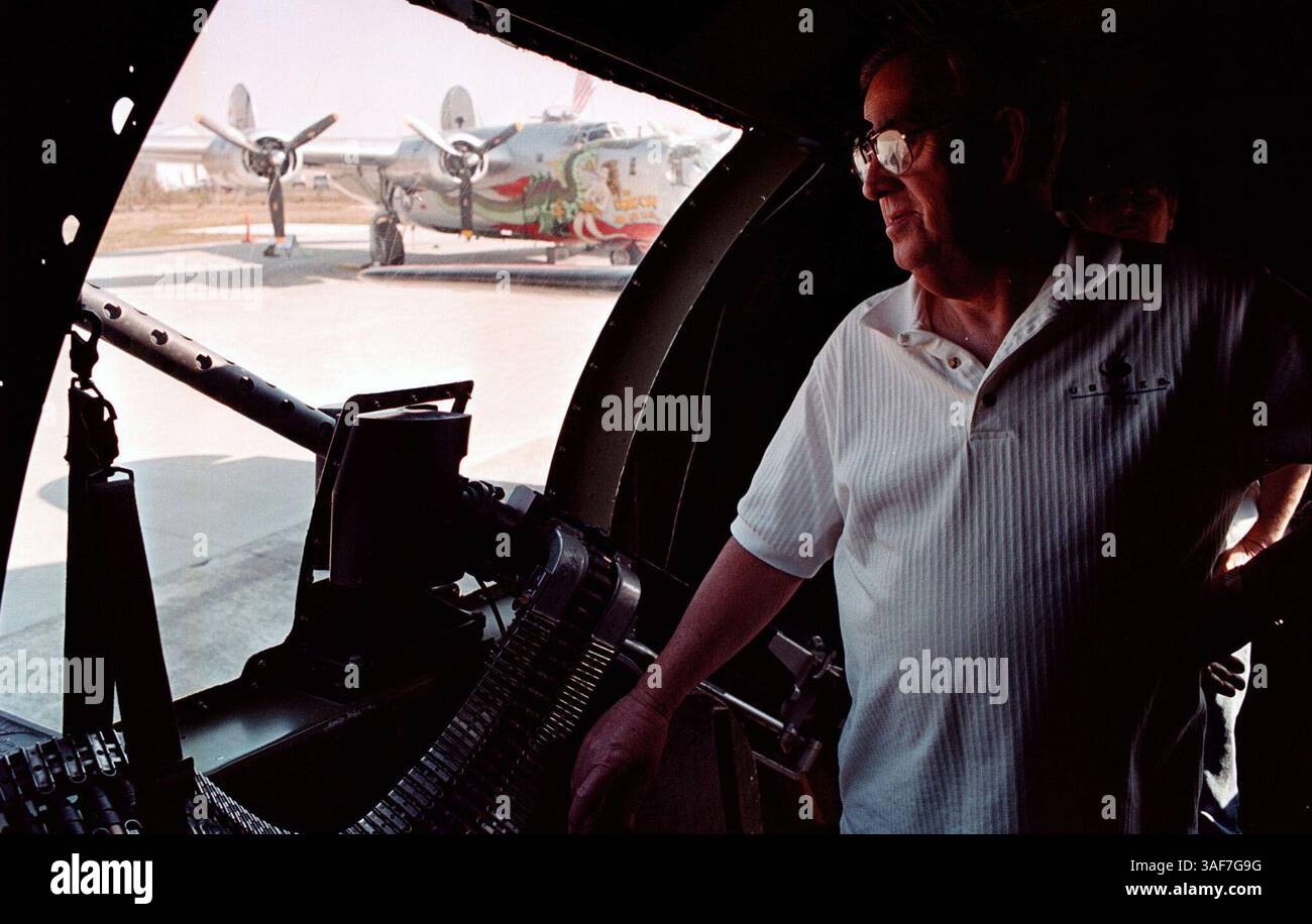 PT.99350.- DELIVER TO:.- 2/10/2000.- Dade City.- CAPTION INFO:.2) Larry ...