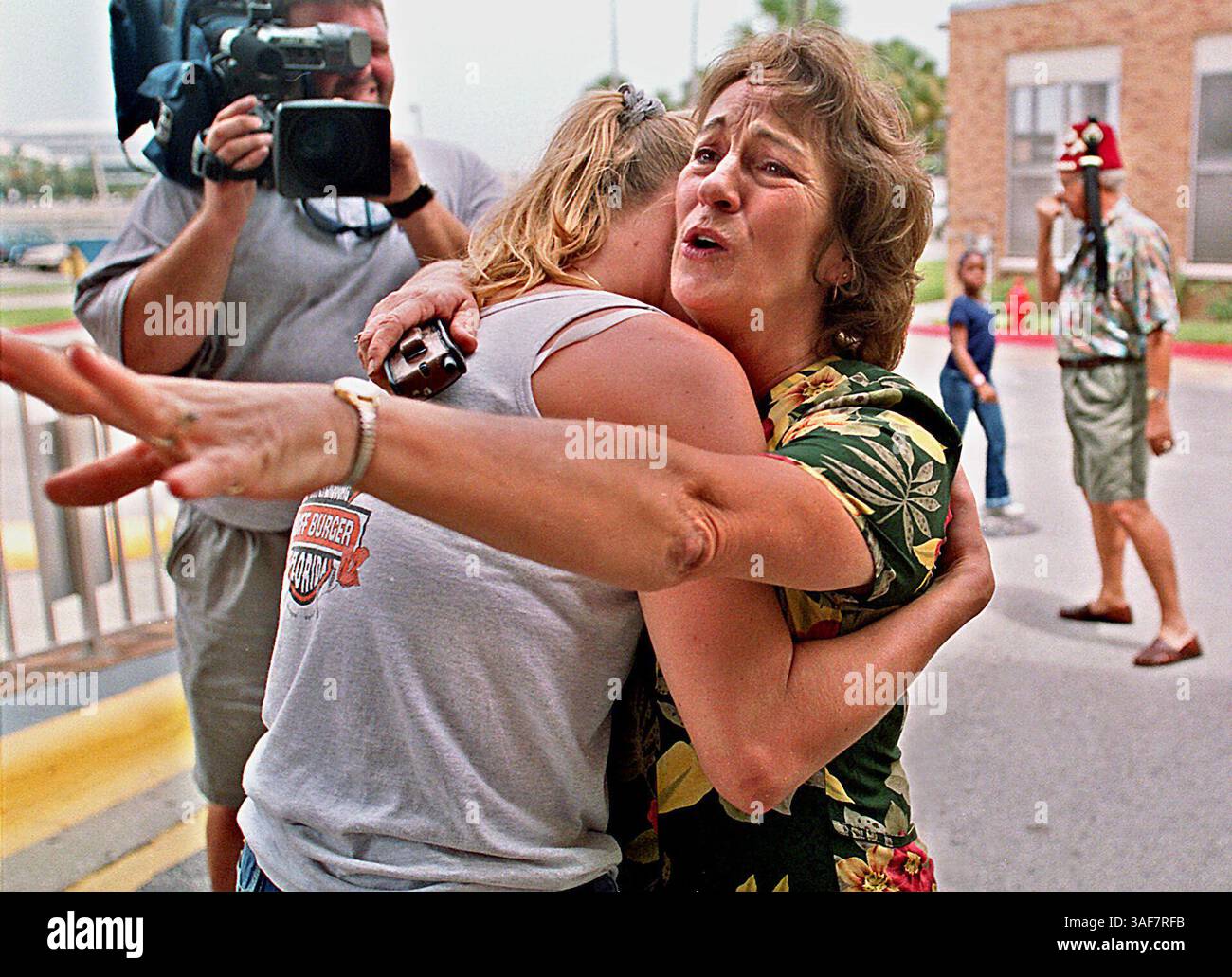 TP.108588.- DELIVER TO:.Tampa desk.- 8/14/2000.- Tampa.- CAPTION INFO ...