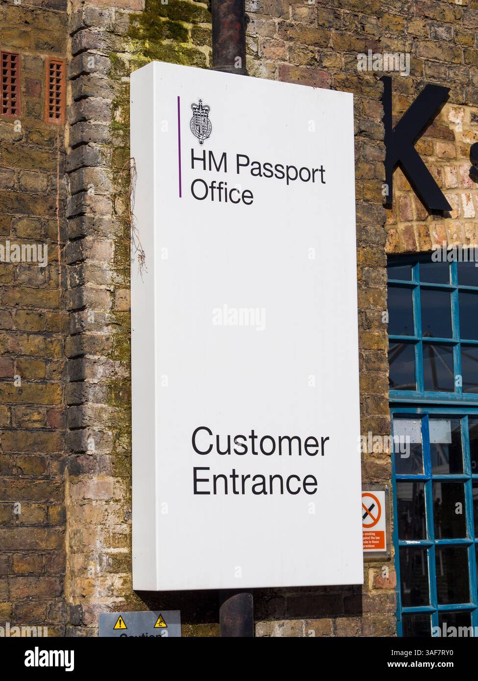 Entrance uk government office hi-res stock photography and images - Alamy