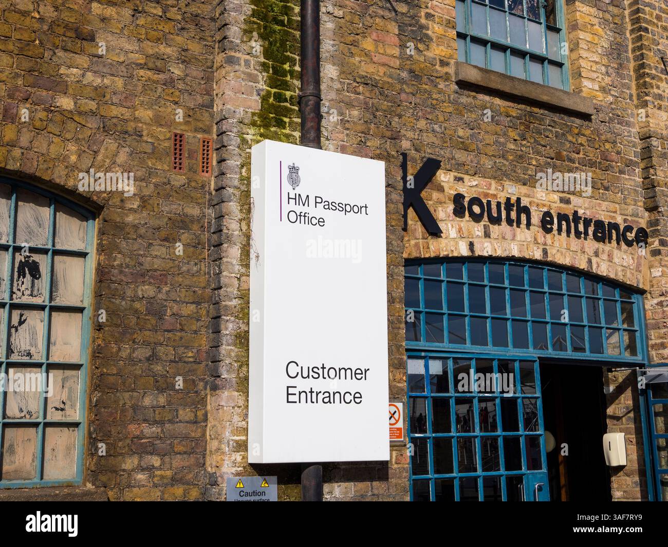 Entrance uk government office hi-res stock photography and images - Alamy