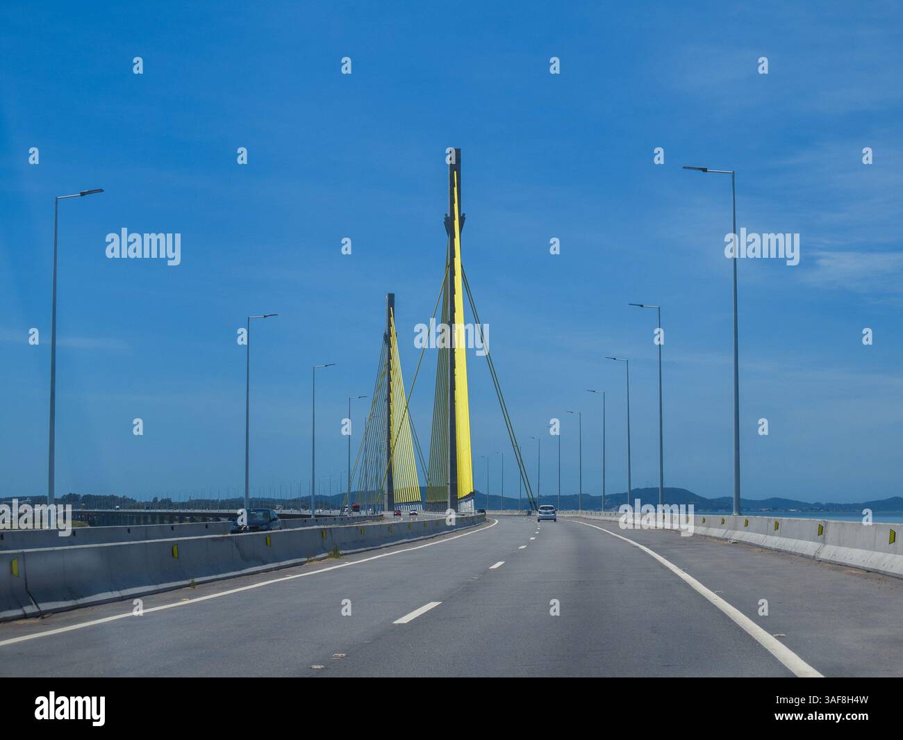 The beautiful Anita Garibaldi cable-stayed bridge over Imarui Lake ...
