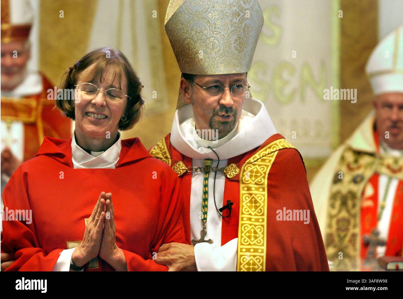 HT 139320 - - DELIVER TO: RELIGION - - 4/20/2002 - - CAPTION INFO: Dr ...