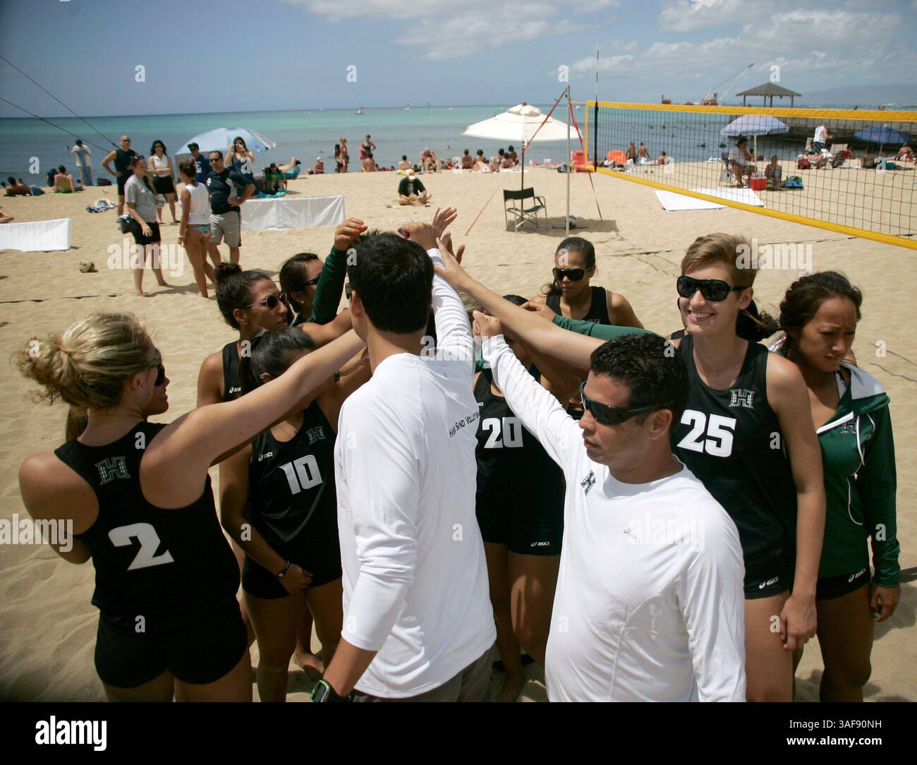 Team huddle hi hi-res stock photography and images - Alamy