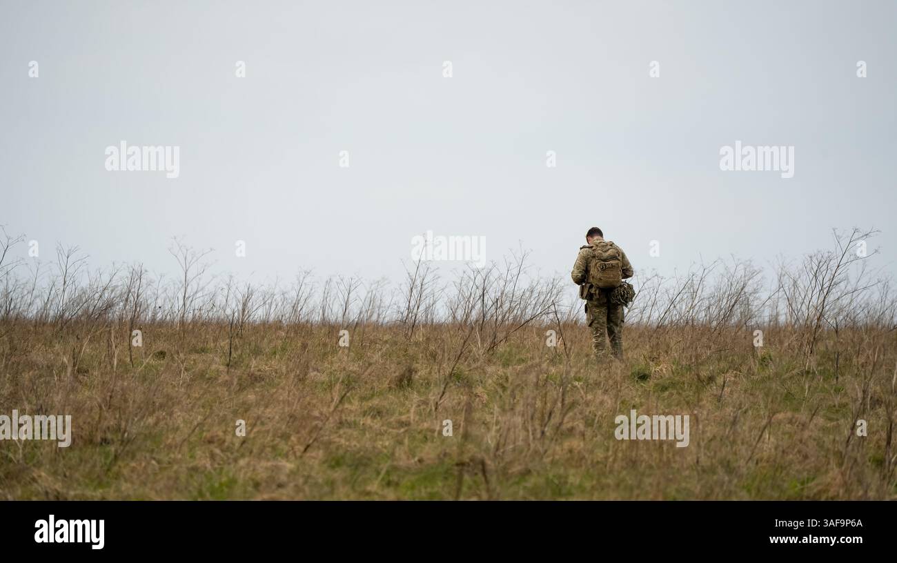 British army soldier moving hi-res stock photography and images - Alamy