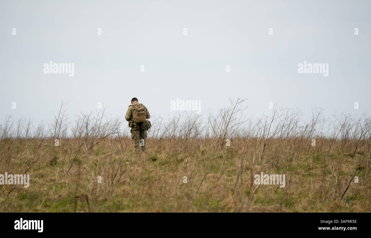 British army soldier moving hi-res stock photography and images - Alamy